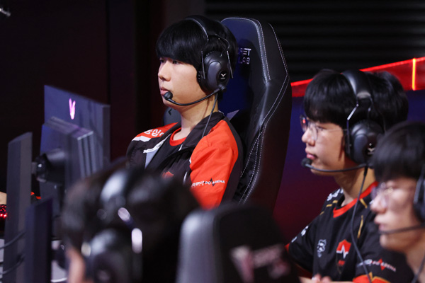 [LCK컵 현장] DN 프릭스, 난타전 끝에 농심 2:1로 꺾으며 개막전 승리