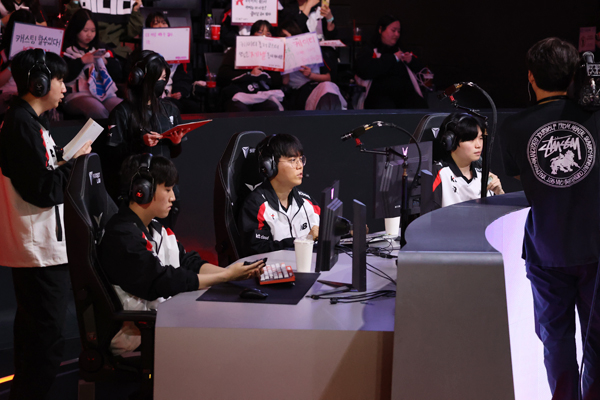 [LCK 현장] 3연패 끝 시즌 첫 승 성공한 KT 롤스터, BNK 2:1 제압(종합)