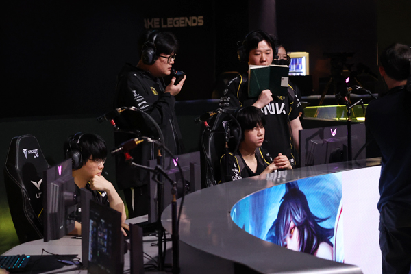 [LCK 포토] 난타전 펼친 T1과 BNK 피어엑스, 세트 교환 속 BNK의 2:1 승리