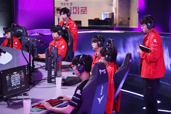 [LCK 현장] T1, DK와의 2세트서 압도적 승리 챙기며 2:0 마무리